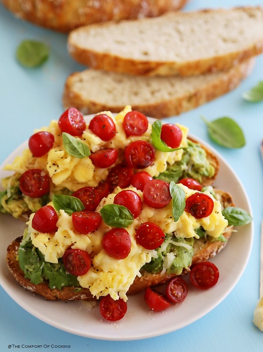 Scrambled eggs caprese με avocado - kmag